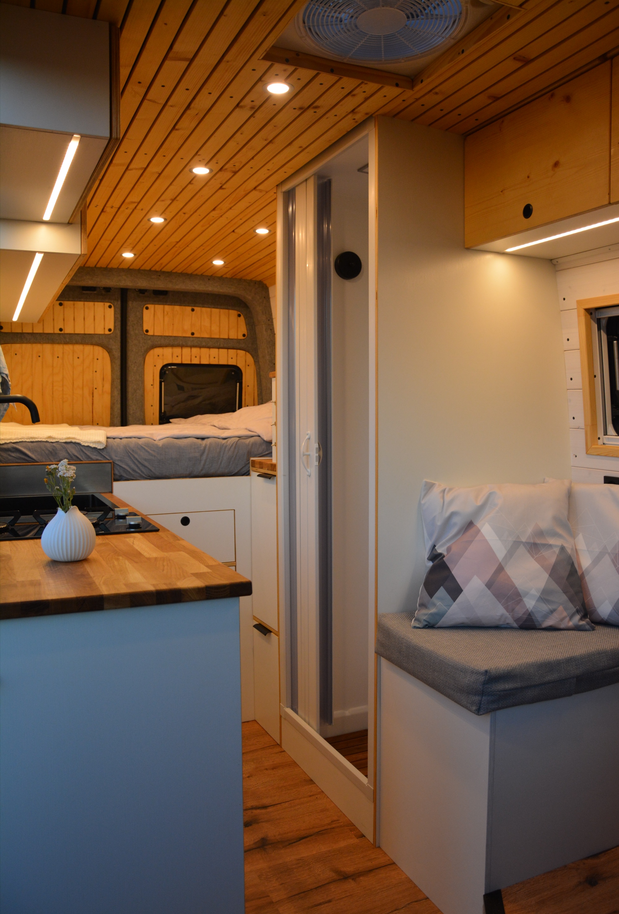 Volkswagen Crafter Camper /Wohnmobil Ausbau **Autark ** - Vans of Germany 🚐